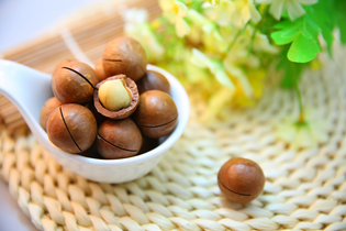 Macadamia nuts nutrition facts and analysis.
